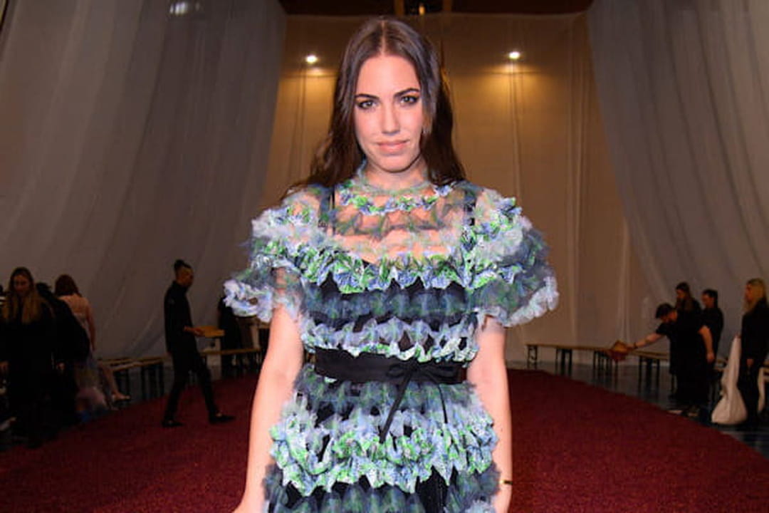 Amber Le Bon en robe midi multicolore à col carré et à volants au ...