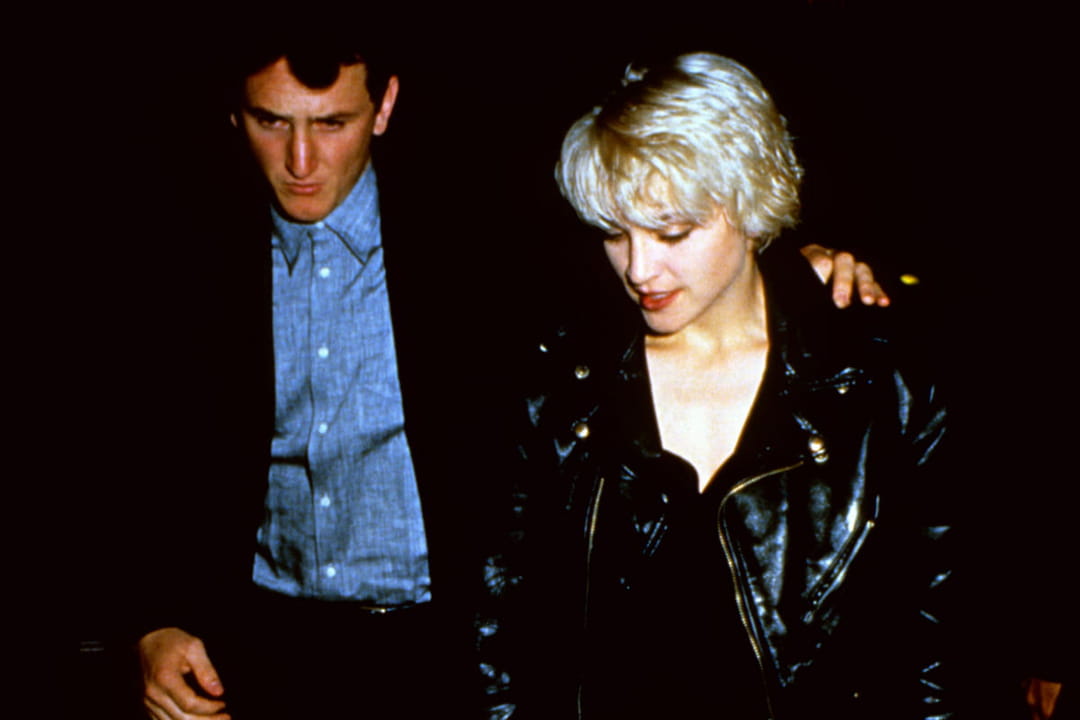 Madonna en tutu blanc et veste en cuir noire