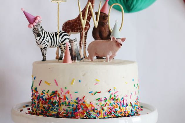 Un gâteau d'anniversaire festif