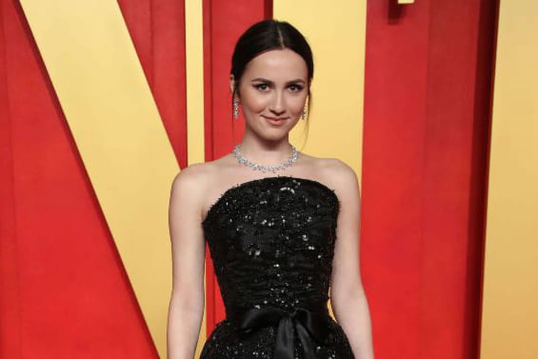 Maude Apatow en robe bustier brodée de sequins