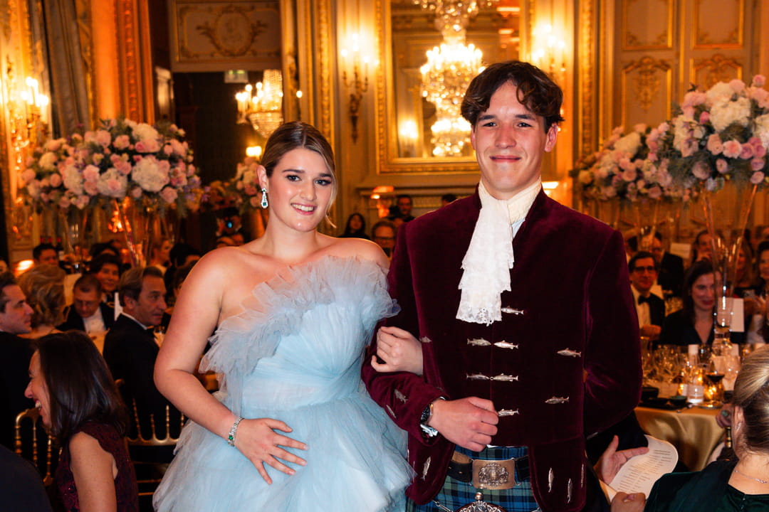 Ella McCaw pose avec son cavalier, le marquis Archie de Lorne