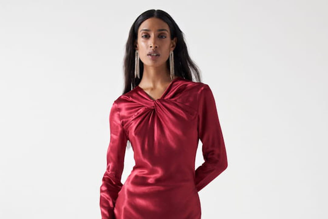 Robe satinée rouge