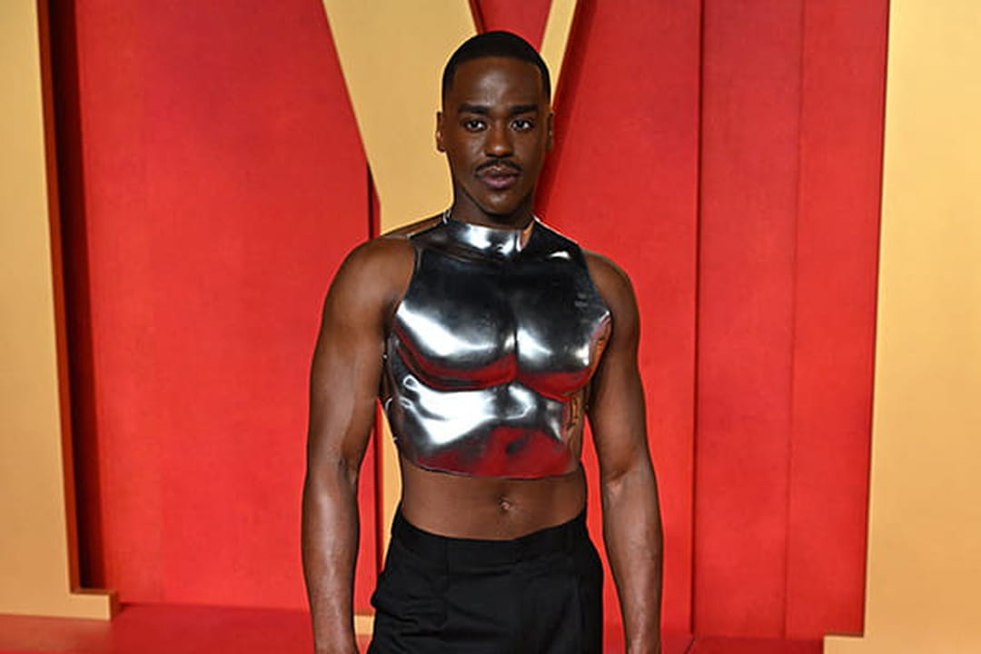 Ncuti Gatwa en pantalon noir Wooyoungmi et top métallisé Cameron Hancock