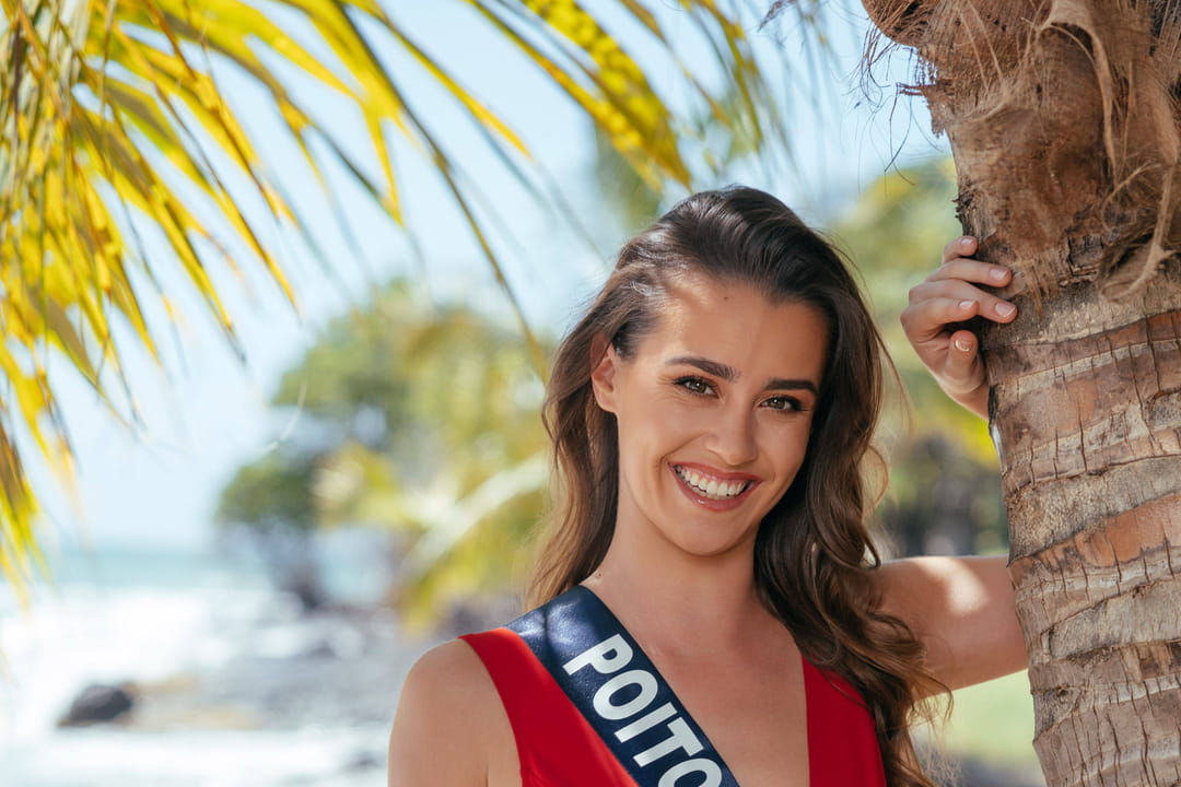 Miss Poitou-Charentes (Agathe Michelet) pose en maillot en Martinique