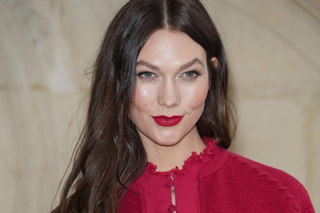 Les lèvres rouges de Karlie Kloss