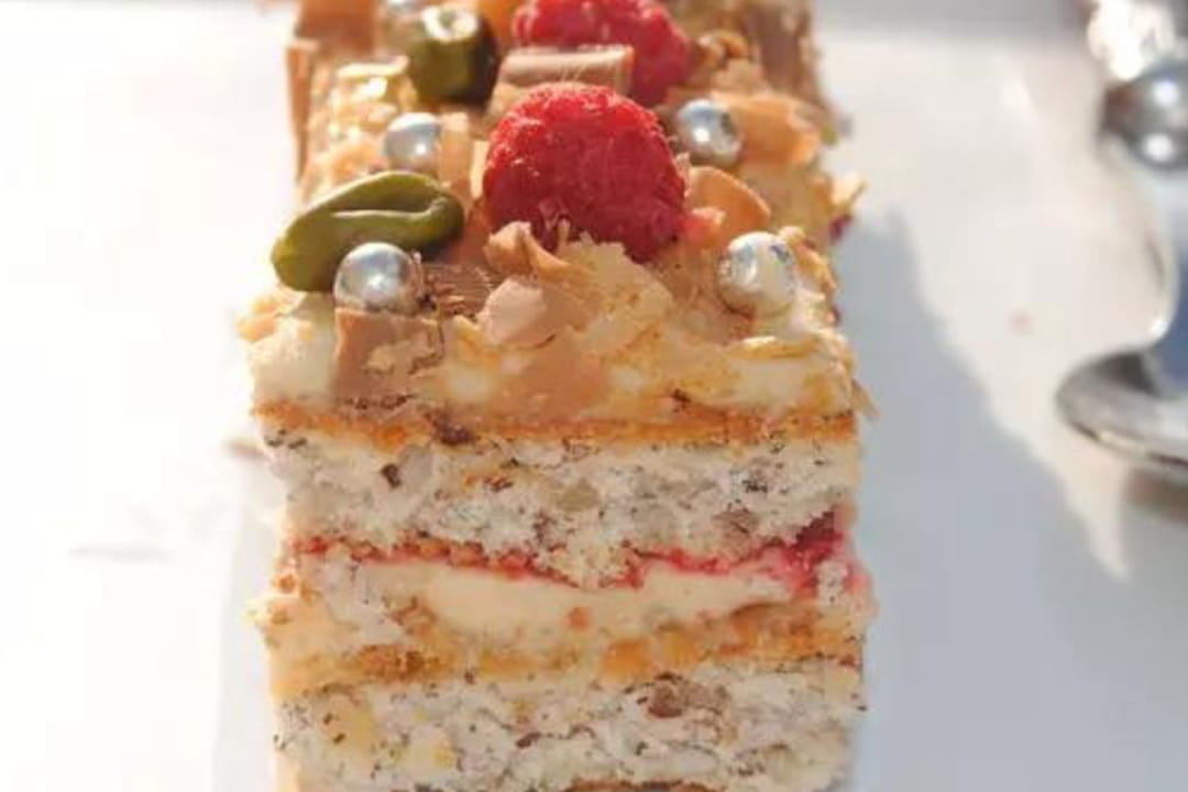 Dacquoise au caramel salé et framboises