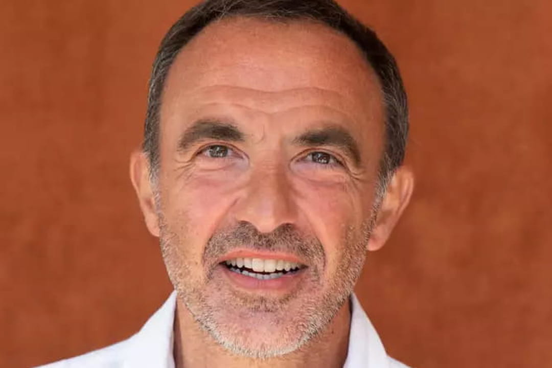 Nikos Aliagas, facétieux : "il faut se marrer"