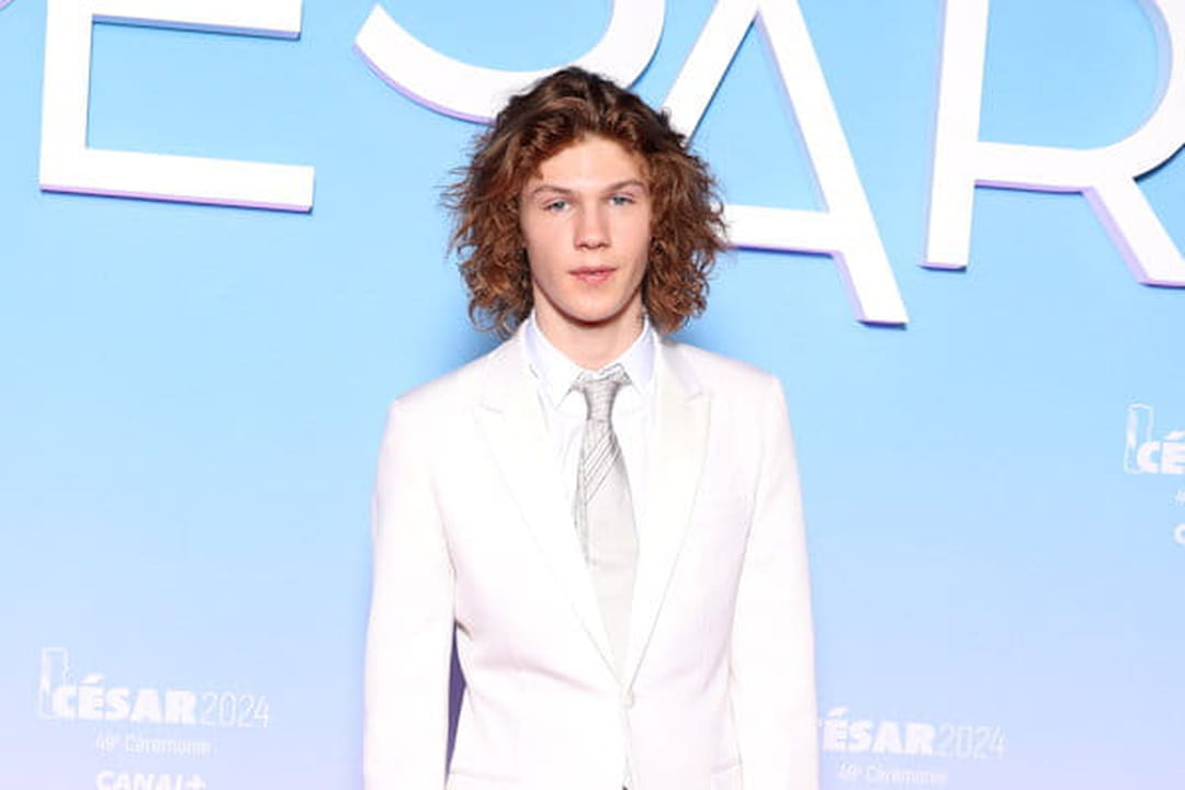 Samuel Kircher en costume et cravate blanche Dior