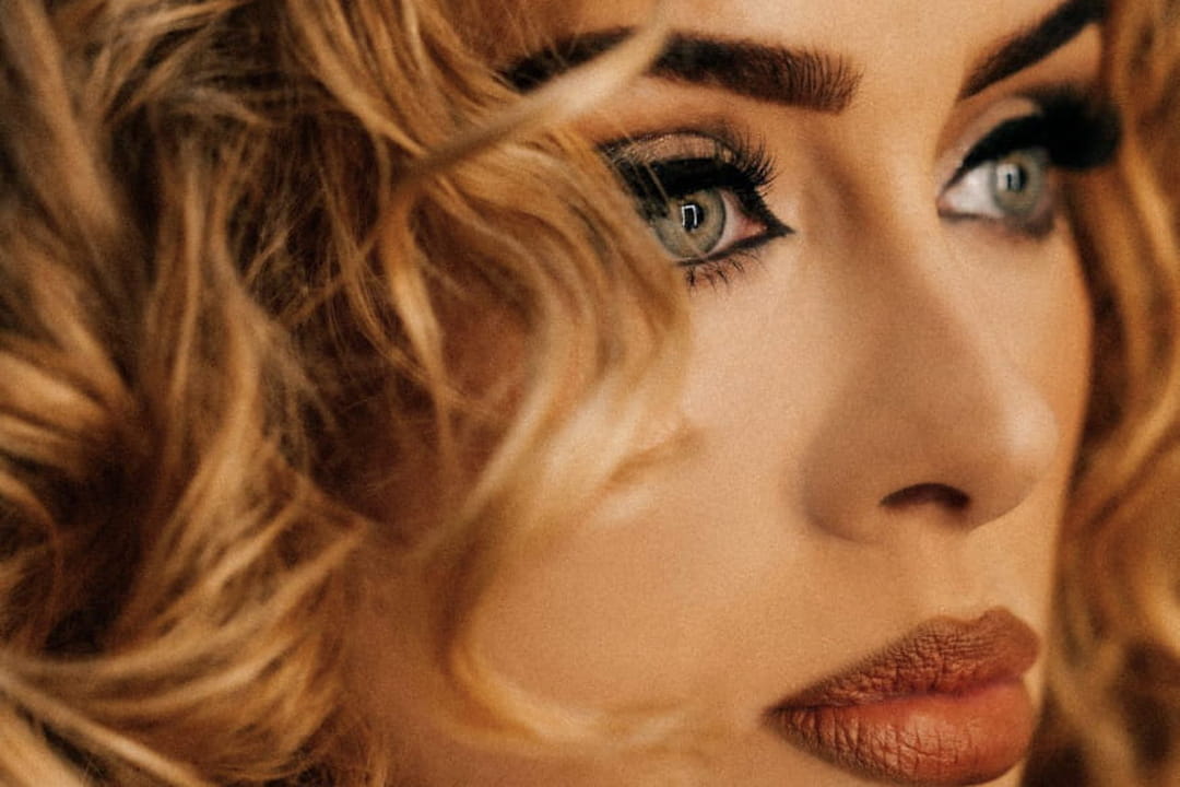 Adèle, métamorphosée avec ses boucles XXL