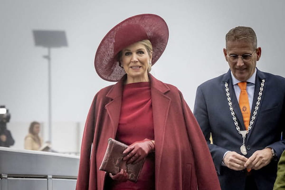 Maxima des Pays-Bas fait une apparition sublime en tenue monochrome