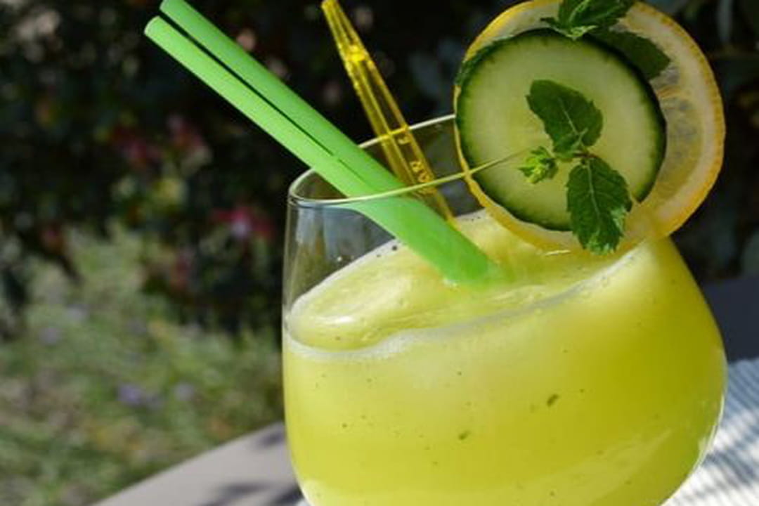Limonade rafraîchissante au concombre, citron et menthe
