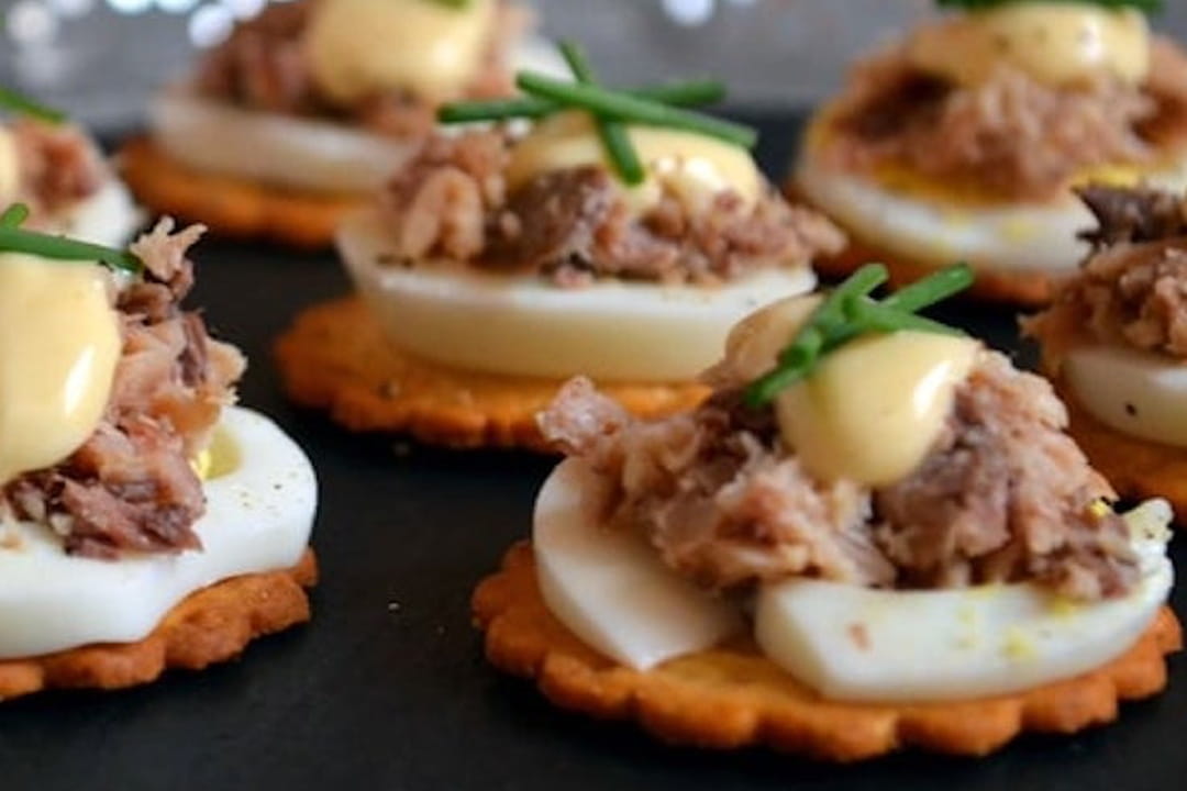 Petits toasts aux oeufs et sardines citronnées, mayonnaise au Tabasco