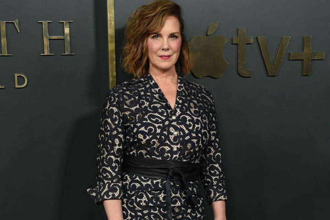 Elizabeth Perkins en robe mi longue ceinturée