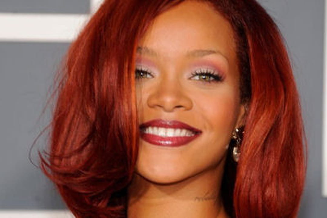 Rihanna avec les cheveux rouges flamboyants