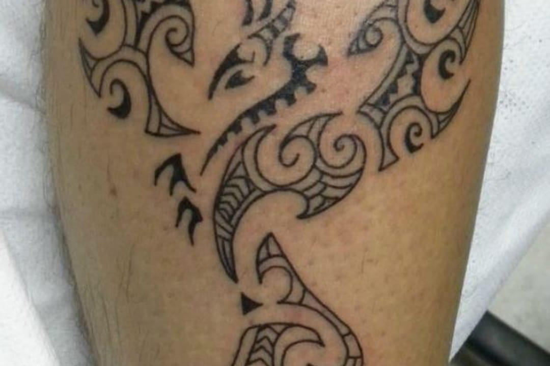 Phoenix maori sur le mollet