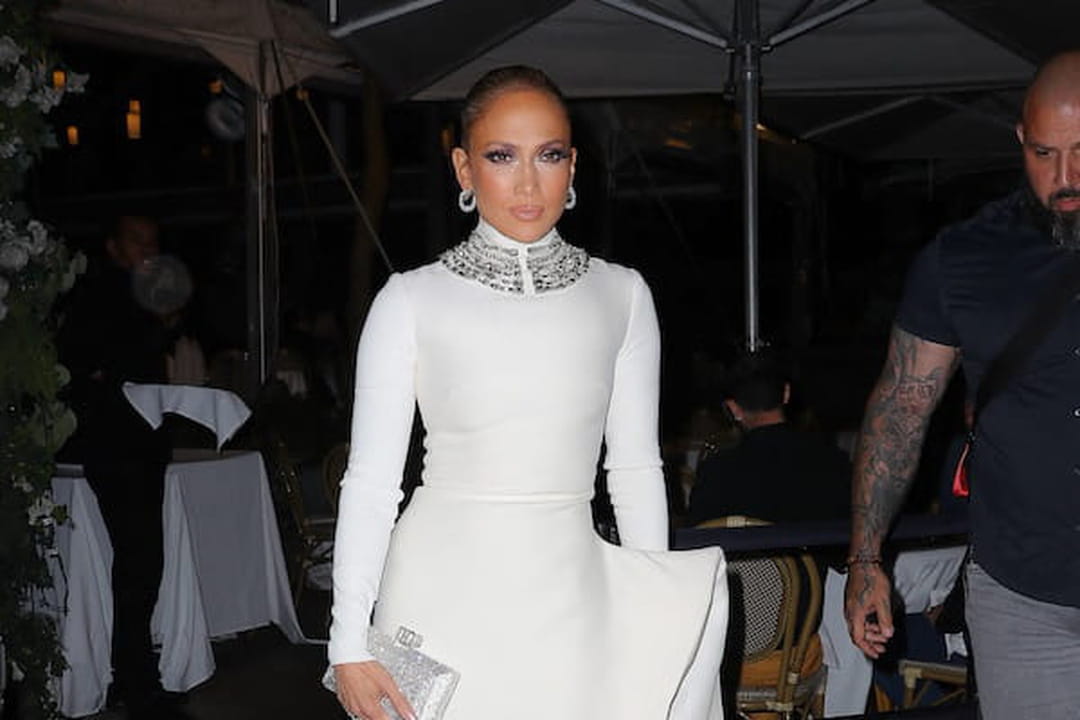 Jennifer Lopez, renversante dans une robe blanche sculpturale à la fente vertigineuse