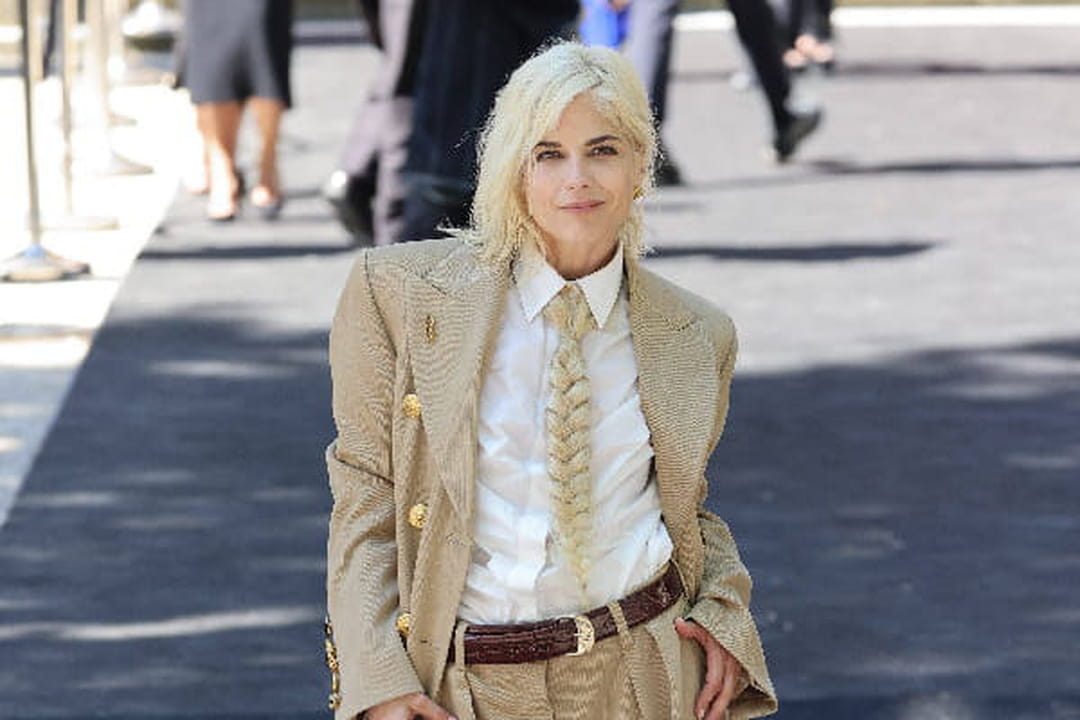 Selma Blair en smoking oversize beige et cravate tressée