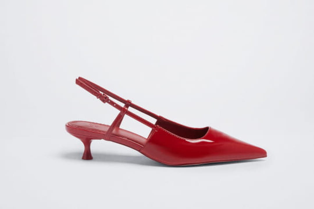 Chaussures à talon vernies ouvertes à l'arrière