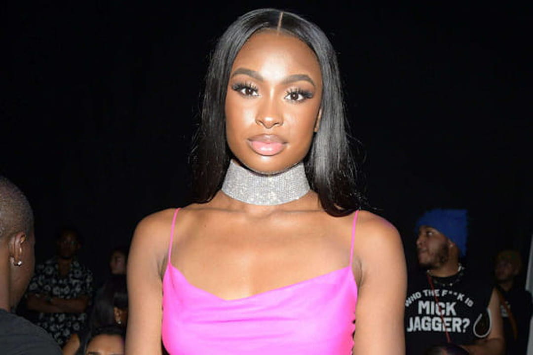 Coco Jones en robe rose et bleue au défilé Sergio Jones printemps-été 2024