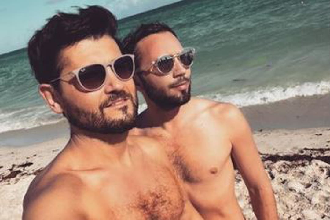 Christophe Beaugrand et son mari Ghislain Gerin torses nus à la plage pour 2023