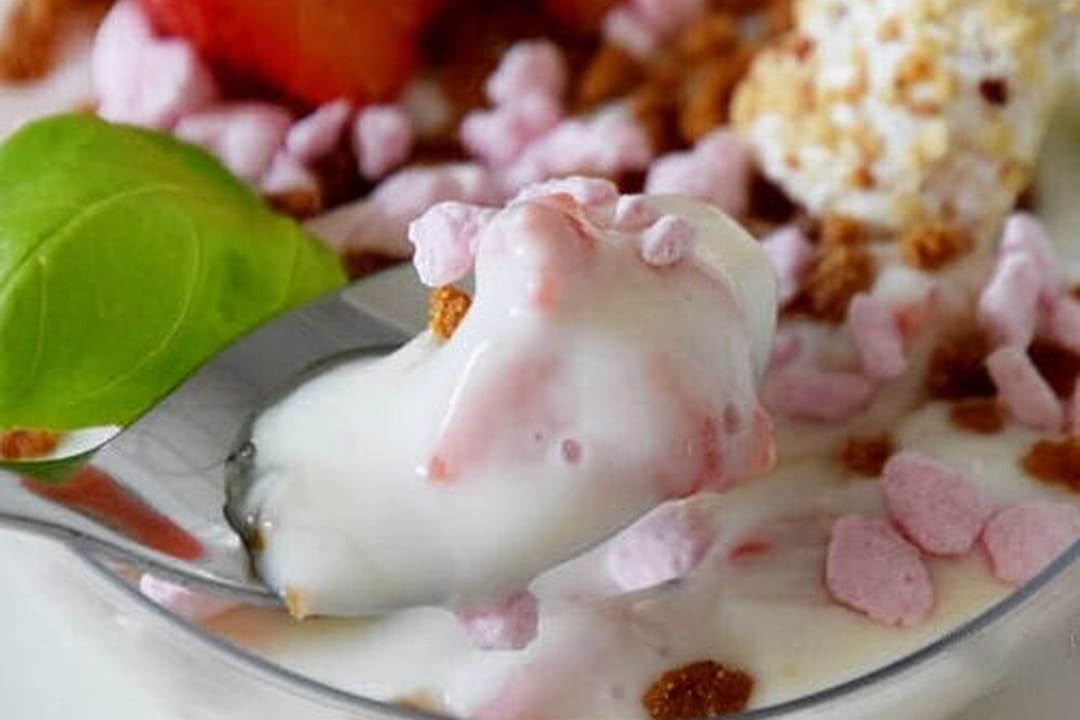 Verrine de yaourt aux fraises et kiwi, crumble de spéculoos