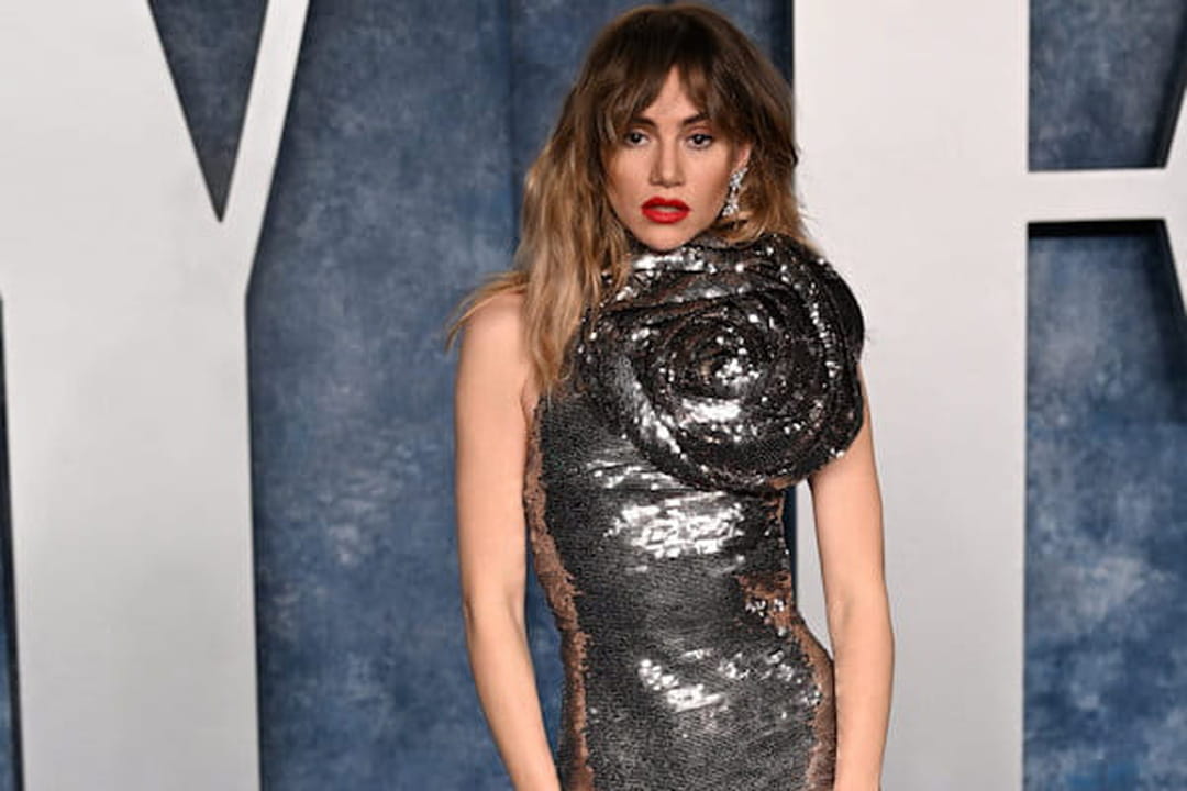 Suki Waterhouse en robe à sequins argentés et fleur XXL Elie Saab