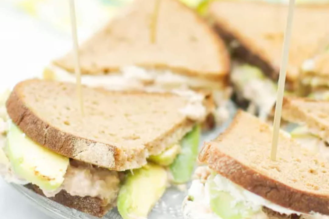 Mini sandwich avocat et thon