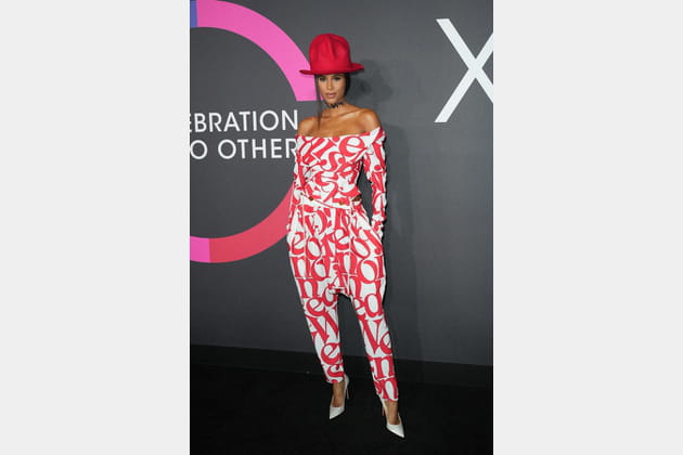 Cindy Bruna en ensemble rouge et blanc et chapeau rouge
