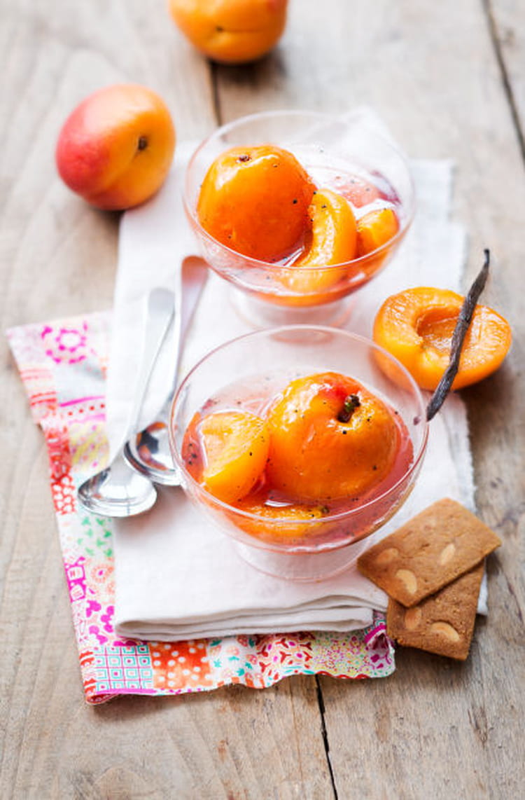 Recette Abricots de nos Régions pochés au sirop de cassis