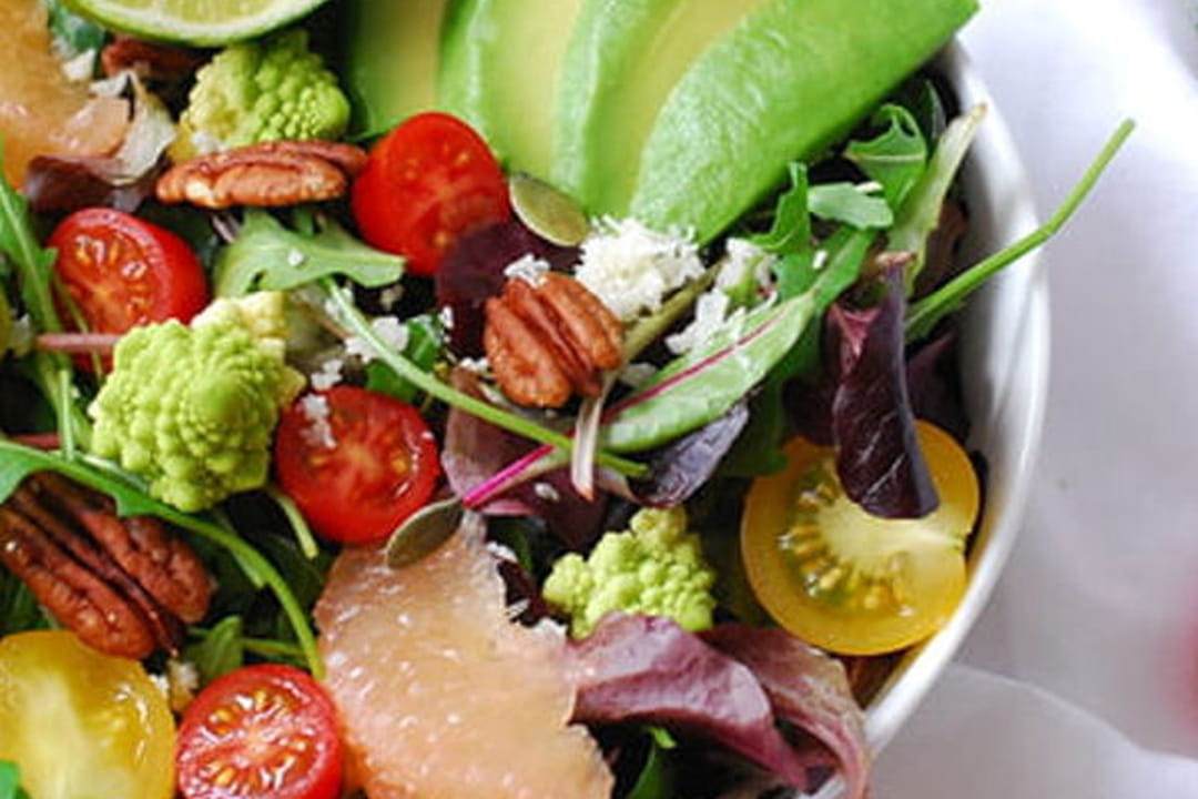 Salade avocat, pamplemousse, tomates cerise
