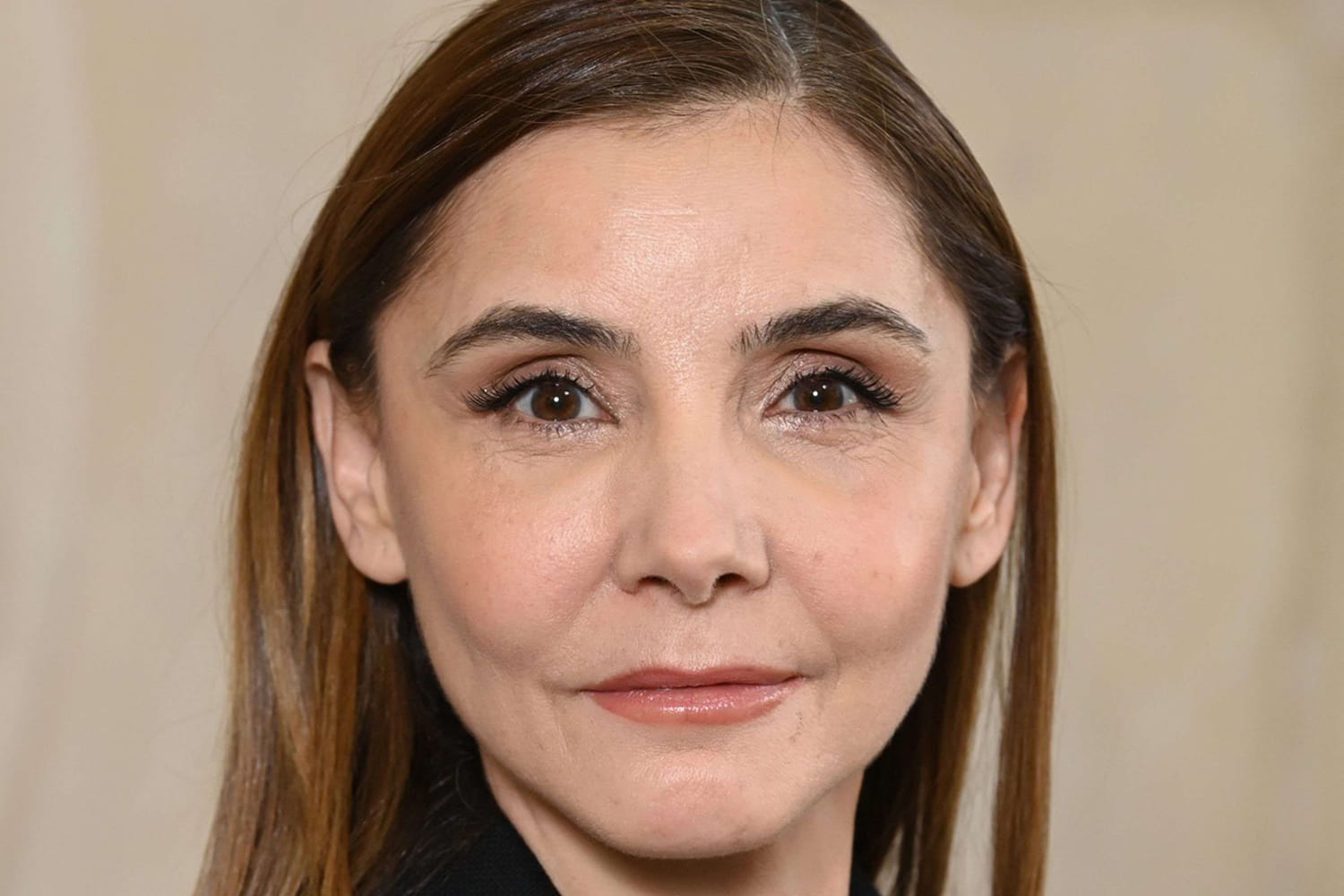 Avec son sourire charmeur et sa couleur de cheveux glossy, Clotilde ...