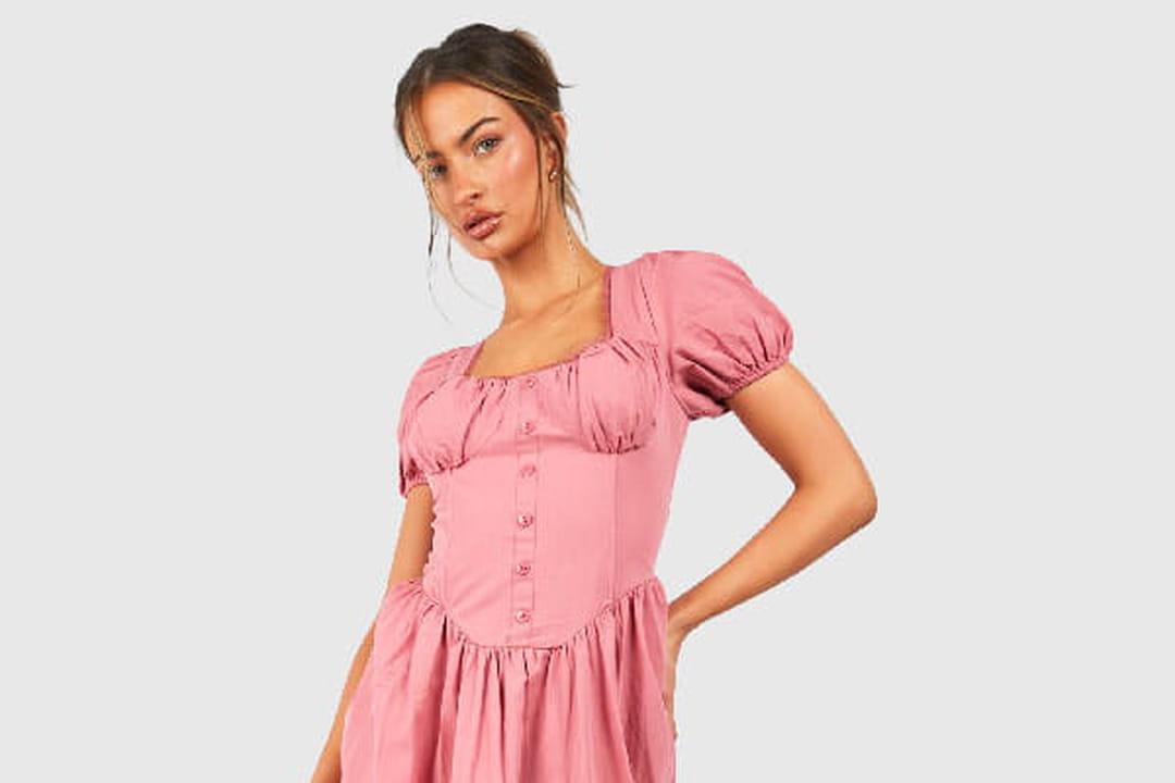 Robe corsetée à manches bouffantes