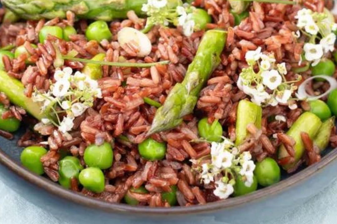 Salade de riz rouge printanière aux légumes croquants