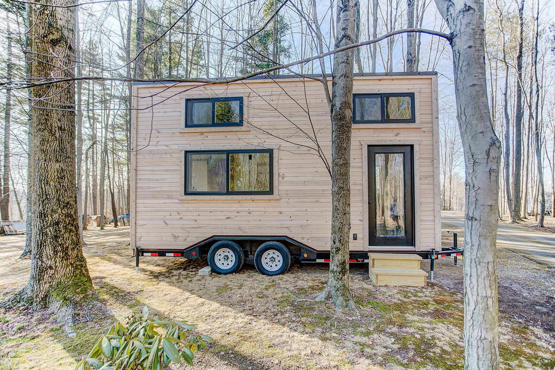 Une Tiny House nomade dans les bois