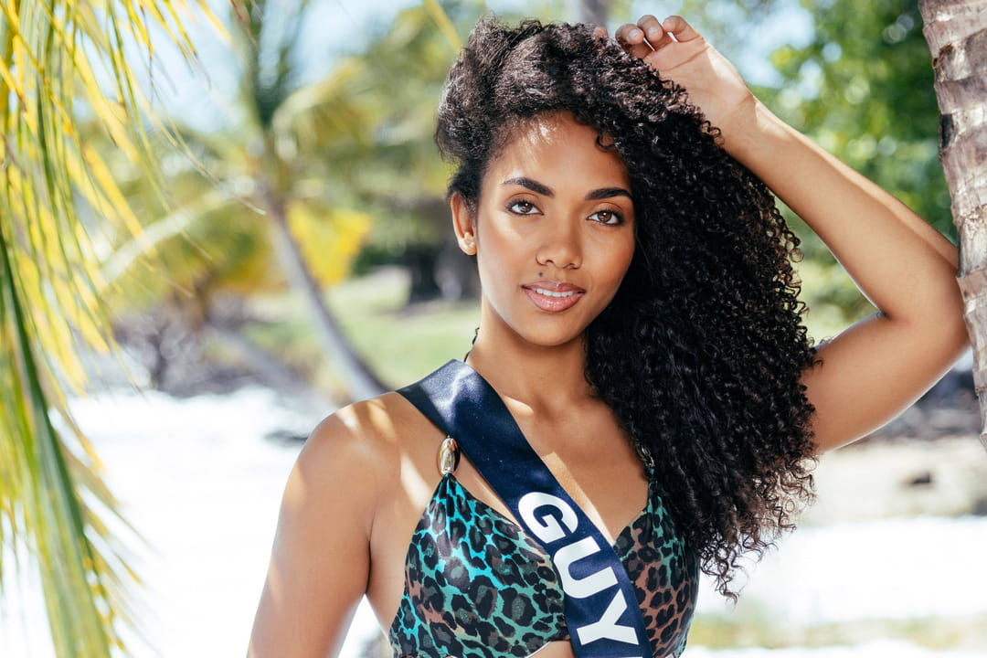 Miss Guyane (Alicia Mertosetiko) pose en maillot en Martinique