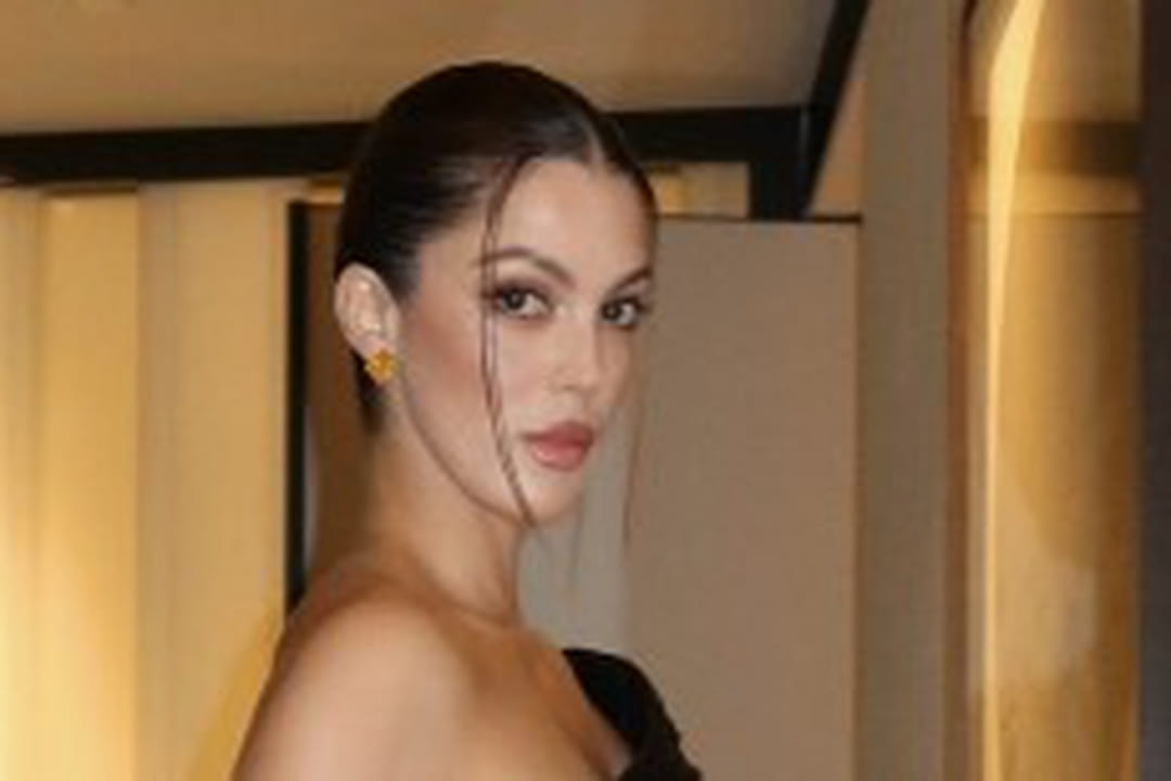 Somptueuse, Iris Mittenaere fait craquer ses fans