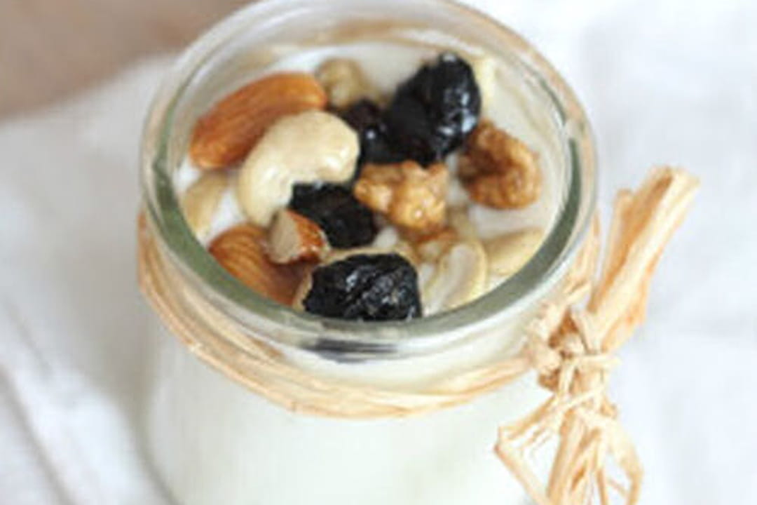 Fromage blanc aux fruits secs, miel et sirop d'agave