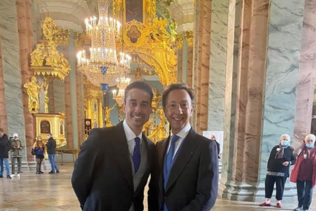 Stéphane Bern et son compagnon Yori Bailleres en amoureux à Saint ...