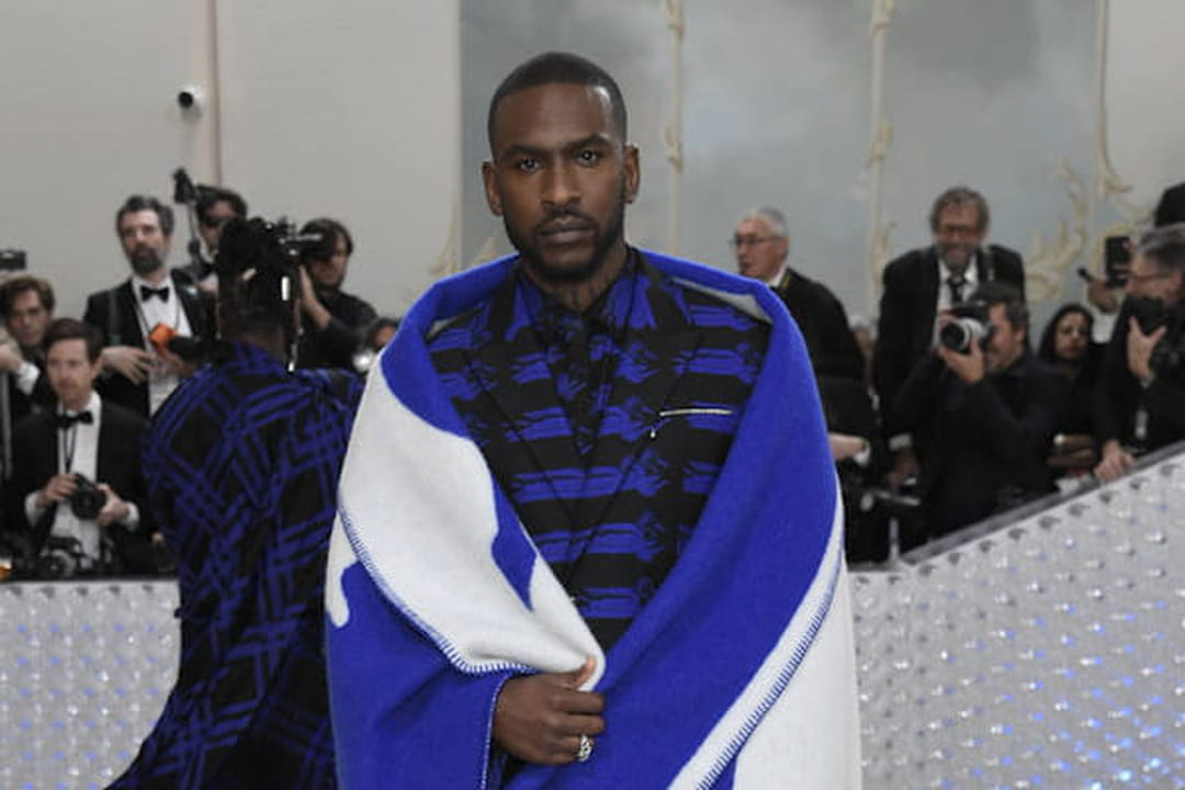 Skepta en costume bleu et noir Burberry