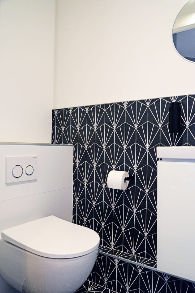Du carrelage à motifs graphiques côté cabinets