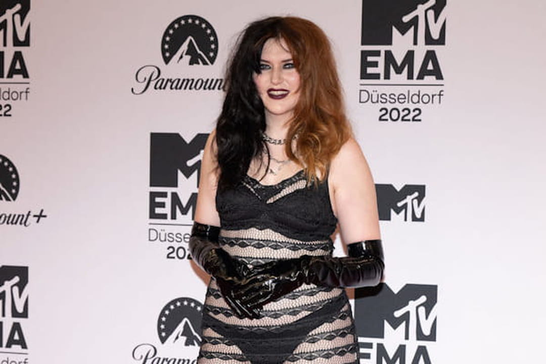 Taylor Gayle en robe transparente et sous-vêtements noirs