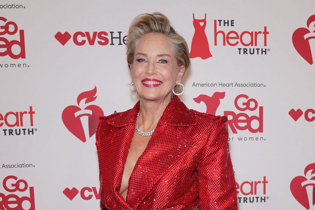 En total look rouge à paillettes, Sharon Stone en impose sur le redcarpet