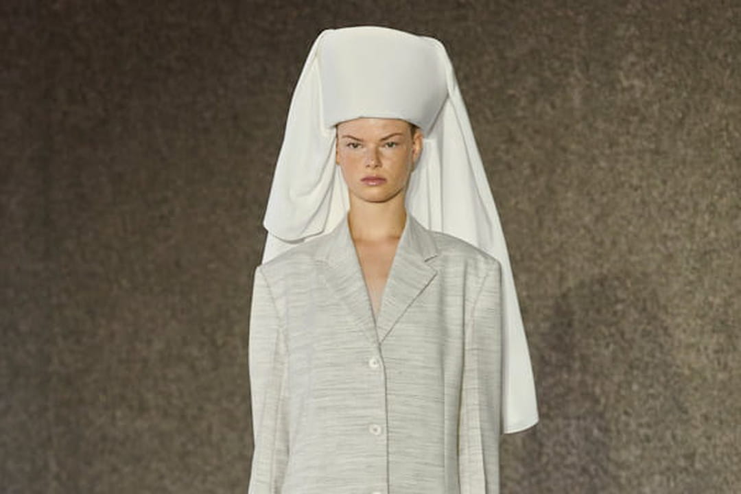 Coiffe blanche, manteau gris clair et chaussures poilues aperçus sur le ...