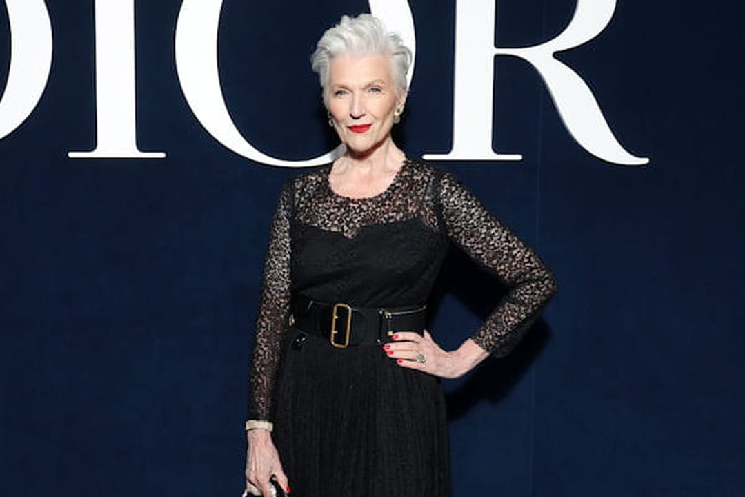 Maye Musk en robe fluide ceinturée et manches longues en dentelle au ...