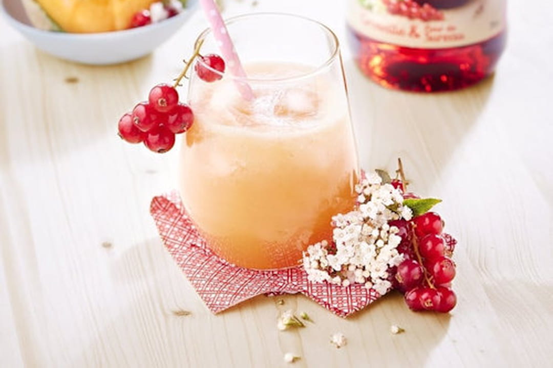 Cocktail pétillant aux groseilles et melon
