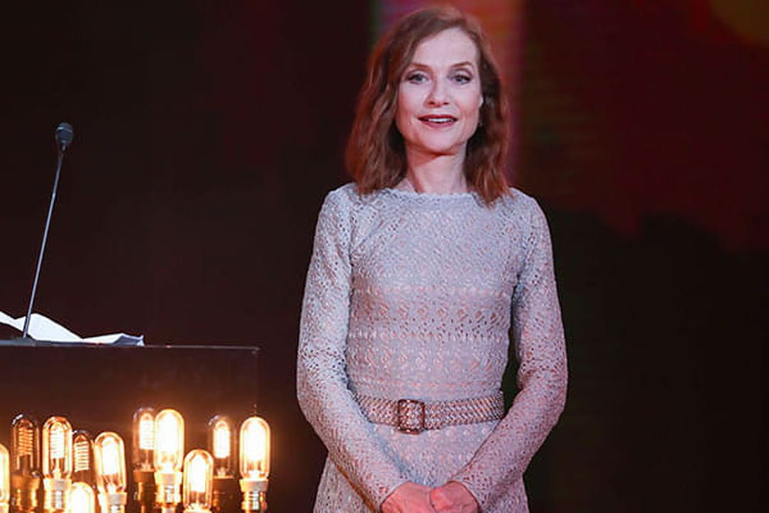 Isabelle Huppert en robe longue en dentelle grise