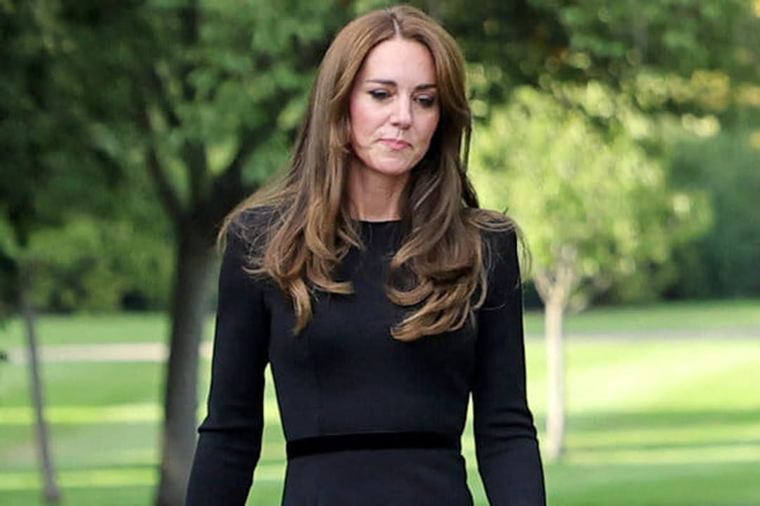 Kate Middleton en robe noire Jenny Peckham