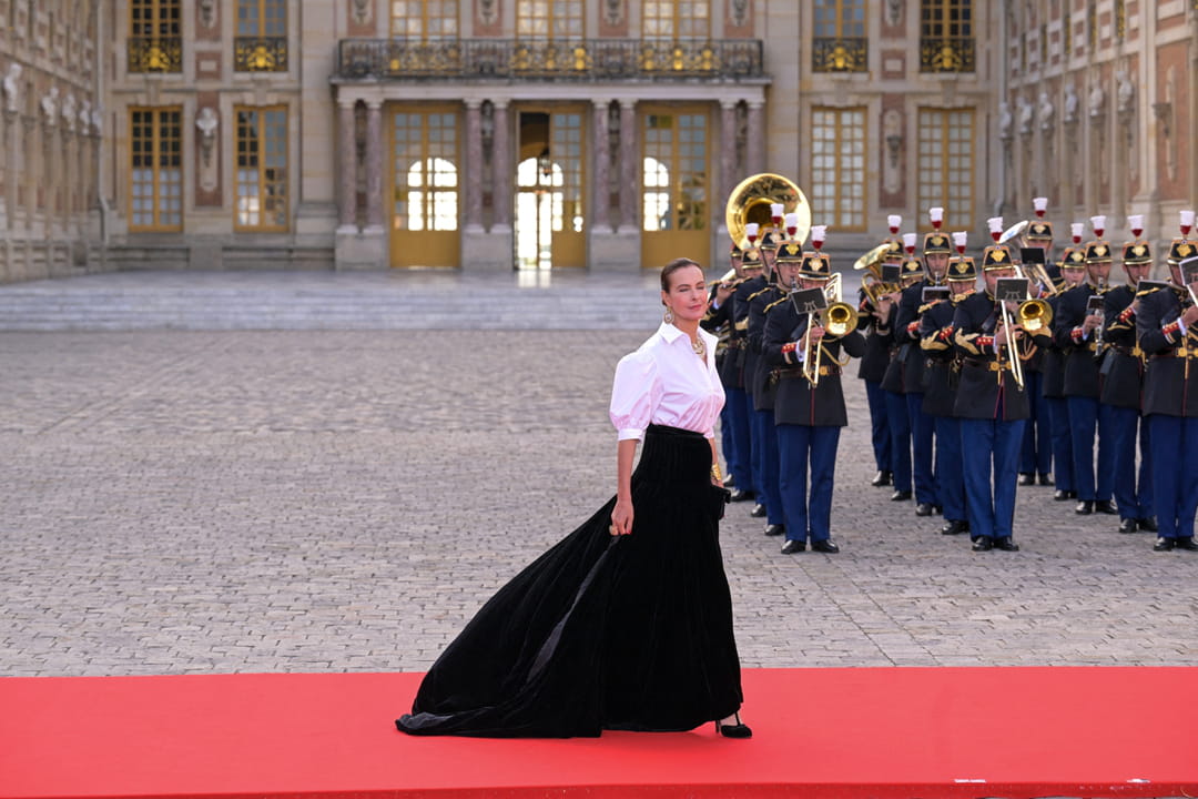 Carole Bouquet, sur le tapis rouge avant le dîner d'Etat à Versailles