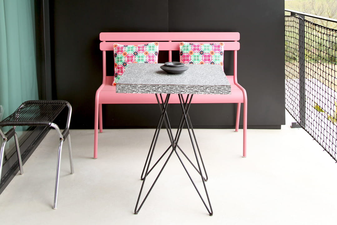 Un banc en métal rose fluo façon banquette