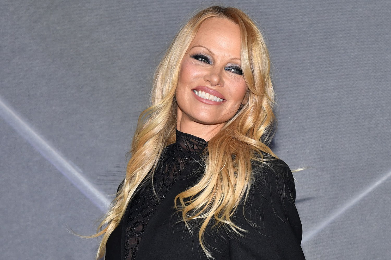 Pamela Anderson Pourquoi Licône Des 90s Décide Dabandonner Le